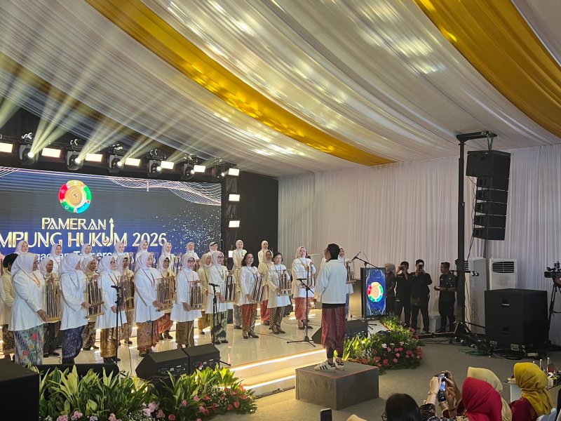 Harmoni Angklung DYK MA Meriahkan Pembukaan Kampung Hukum
